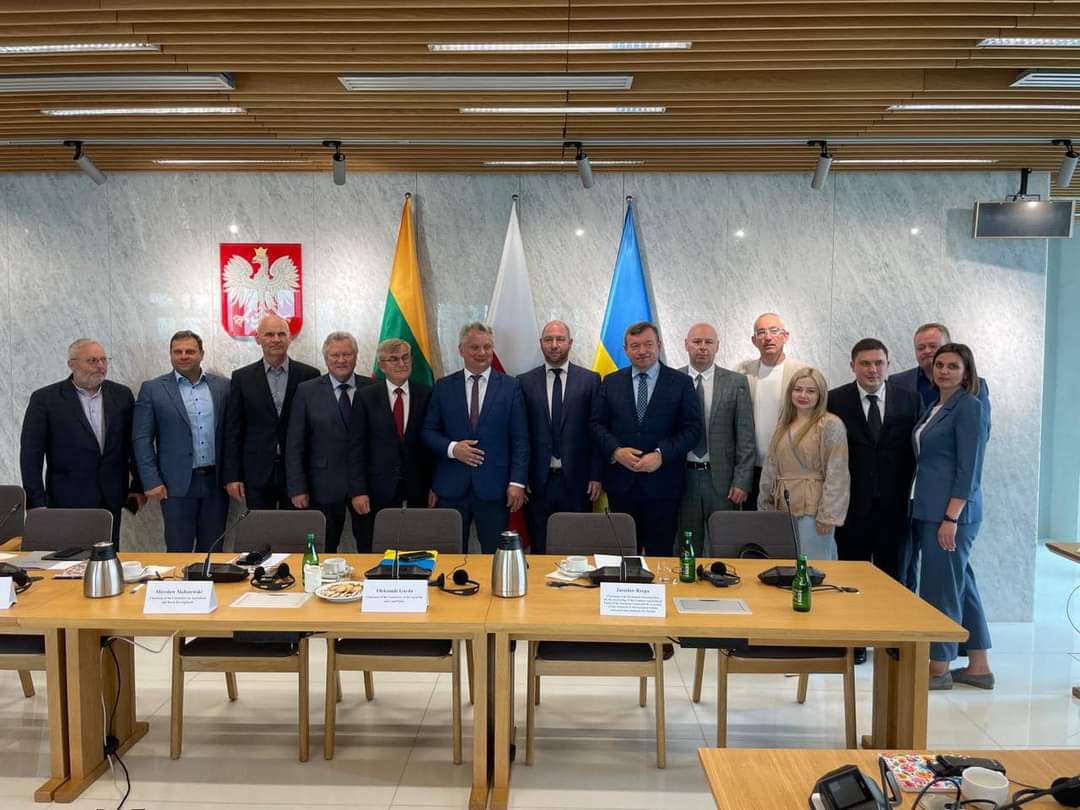 Польща Литва та Україна підписали декларацію про заборону російської